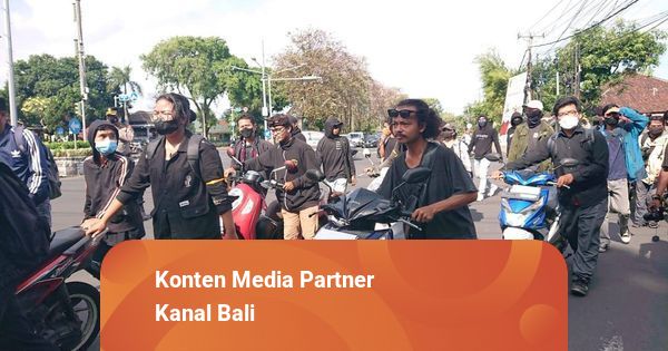 Puluhan Mahasiswa di Denpasar Dorong Motor Berbarengan, Ternyata Demo ... Puluhan Mahasiswa di Denpasar Dorong Motor Berbarengan, Ternyata Demo ...